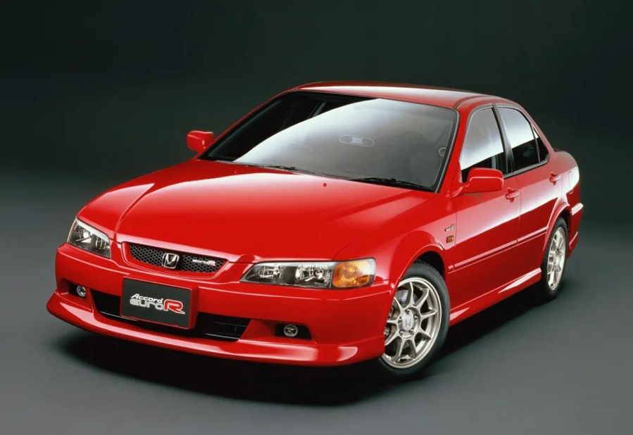 The Roaring Executive Express with a Red Head – Honda Accord Euro R ...